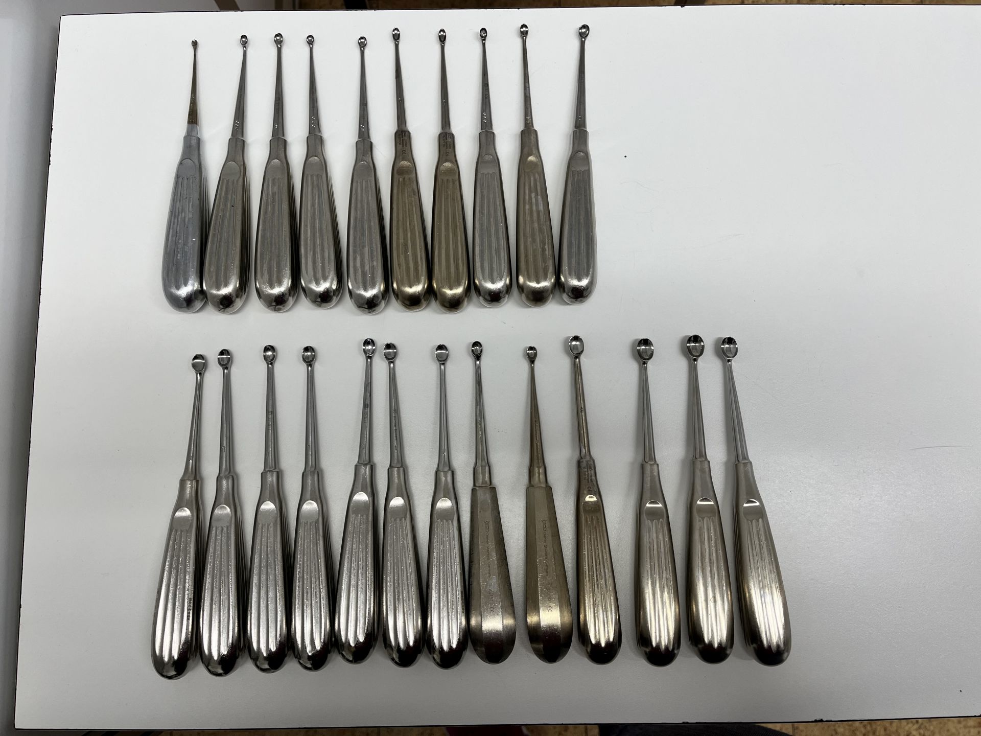 Sharp curette in different sizes