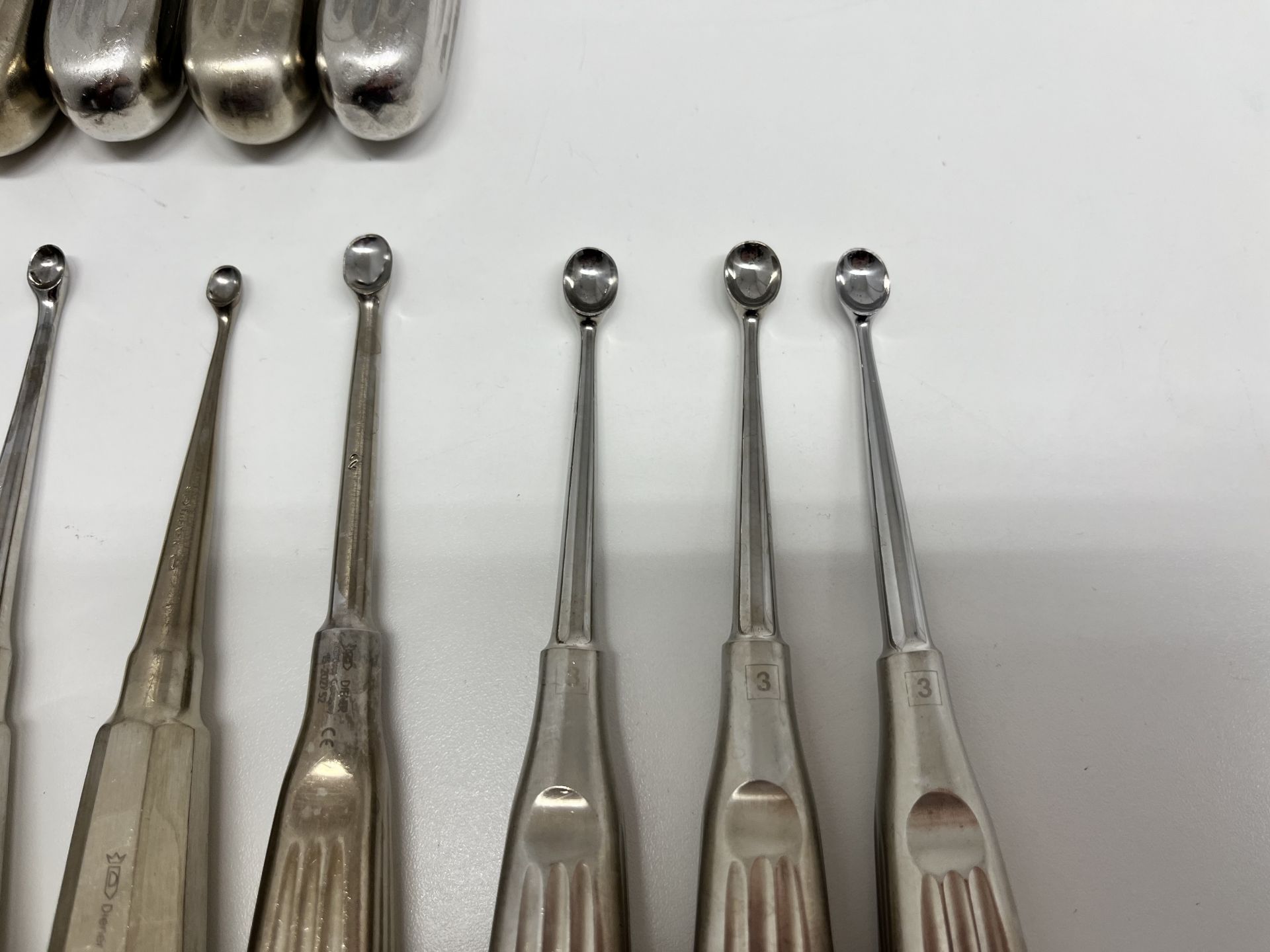 Sharp curette in different sizes
